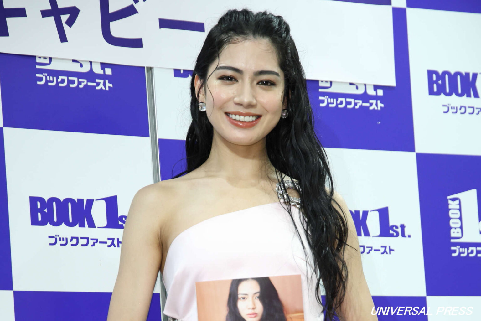 葉月くれあ1st写真集のタイトルが『clarus』に決定！表紙カットが解禁！ | UNIVERSAL PRESS（ユニバーサルプレス）