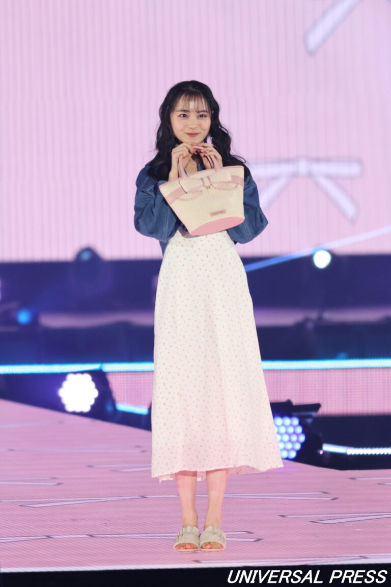 林芽亜里「Rakuten GirlsAward 2025 S/S」黒髪をなびかせ可憐にランウェイ！ | UNIVERSAL PRESS（ユニバーサルプレス）