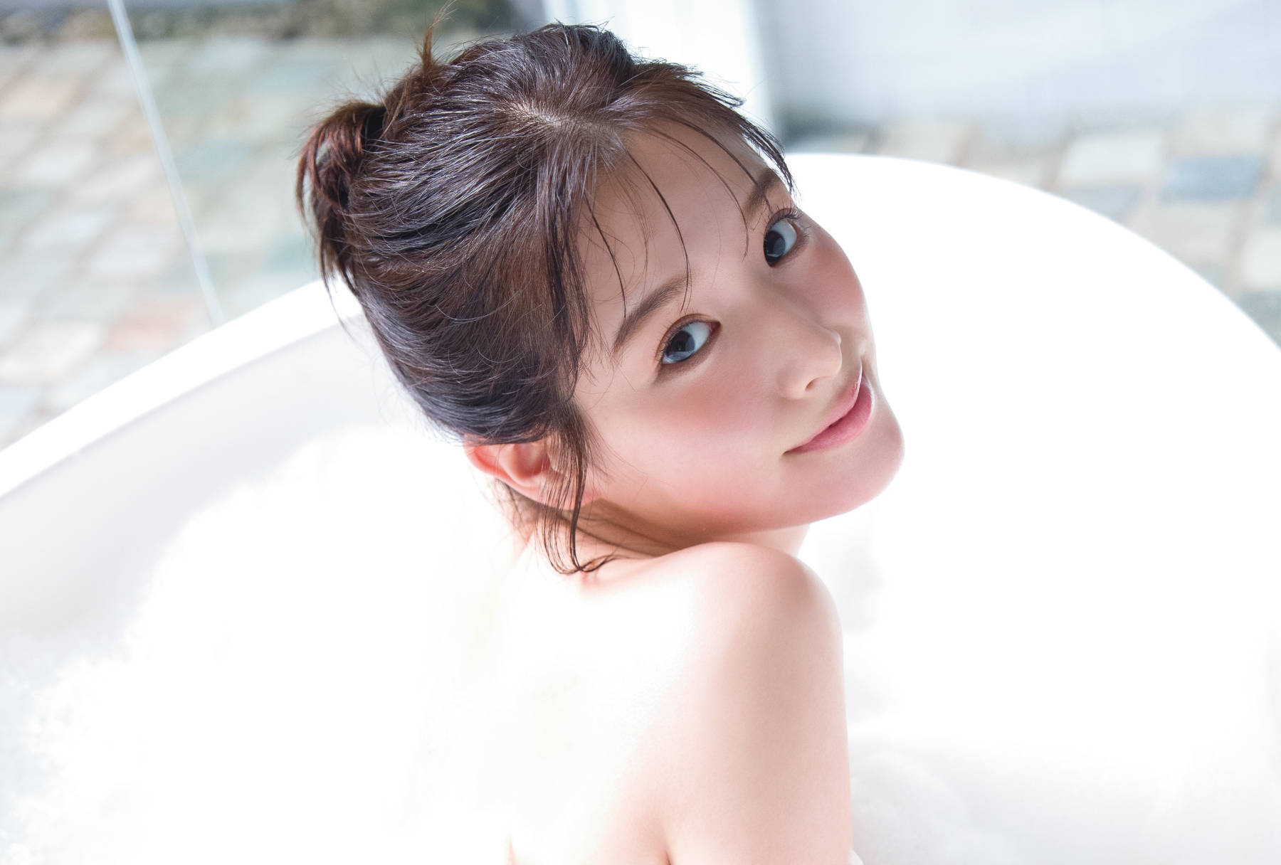 葉月くれあ 1st写真集『clarus』より泡風呂カットが解禁！ | UNIVERSAL PRESS（ユニバーサルプレス）