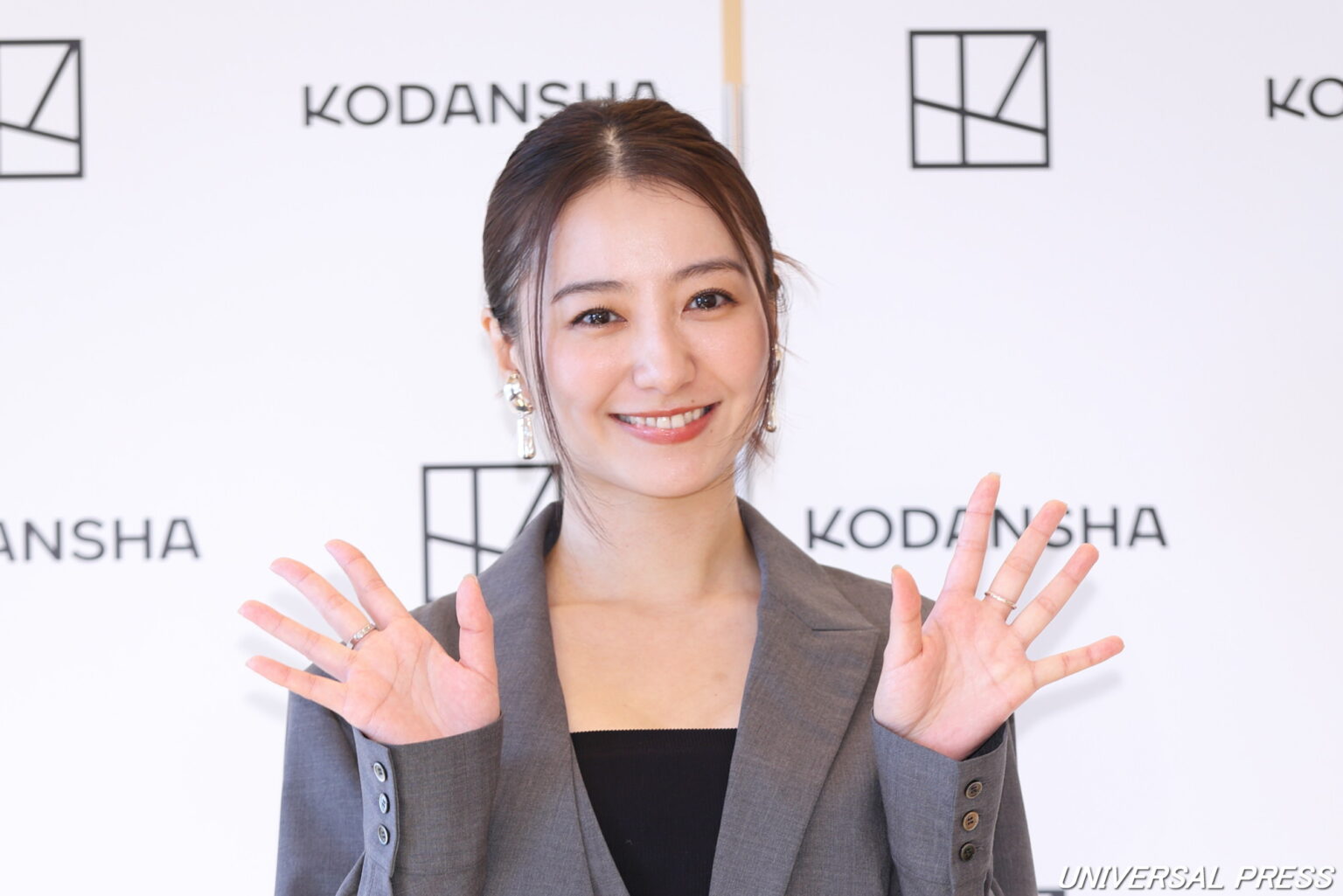 葉月くれあ1st写真集のタイトルが『clarus』に決定！表紙カットが解禁！ | UNIVERSAL PRESS（ユニバーサルプレス）